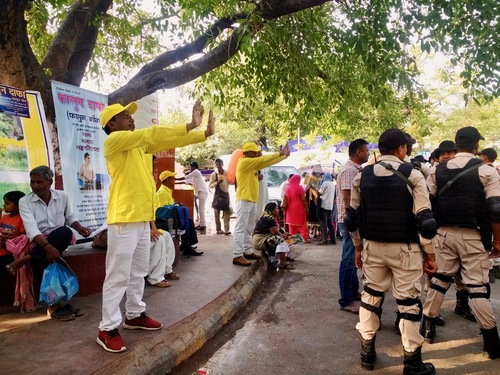 India: Introducing Falun Dafa to Pilgrims at the Bodhi Tree | Falun ...